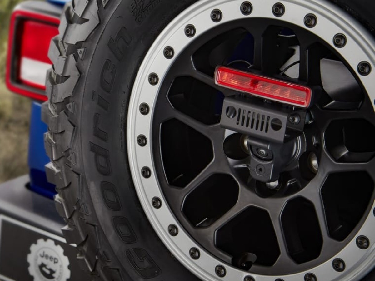 Mopar CHMSL Relocation Kit For Spare Tire Carrier - 82215349AB | All ...