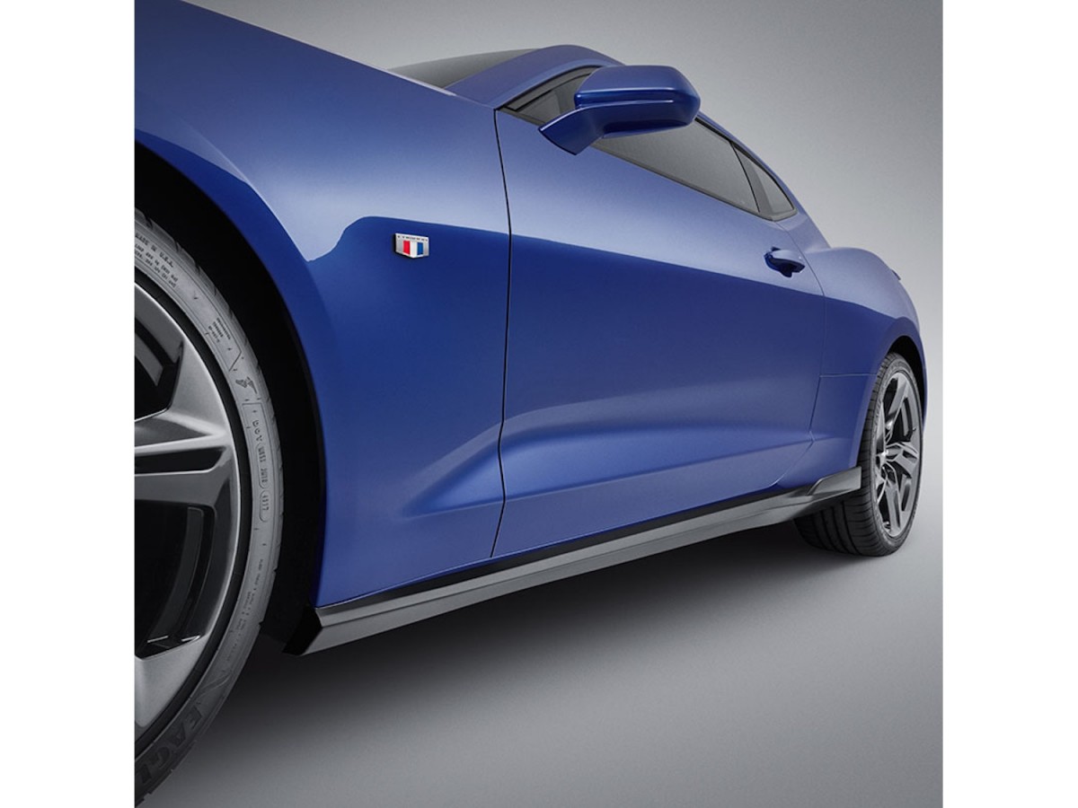 car with black side panels